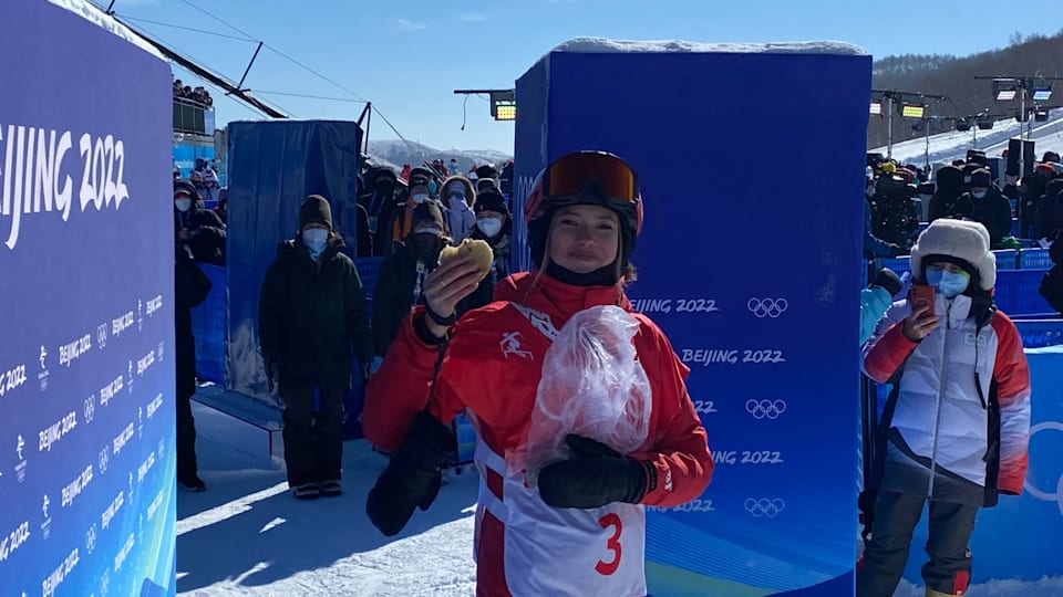 Ailing (Eileen) Gu devient virale en déjeunant durant les qualification ...