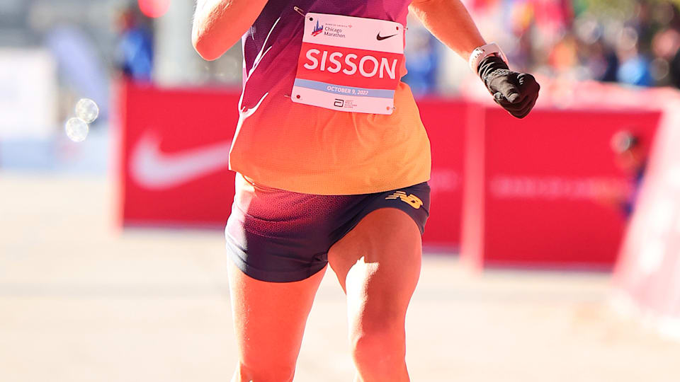 How fast was Emily Sisson's 2022 Chicago Marathon American record?