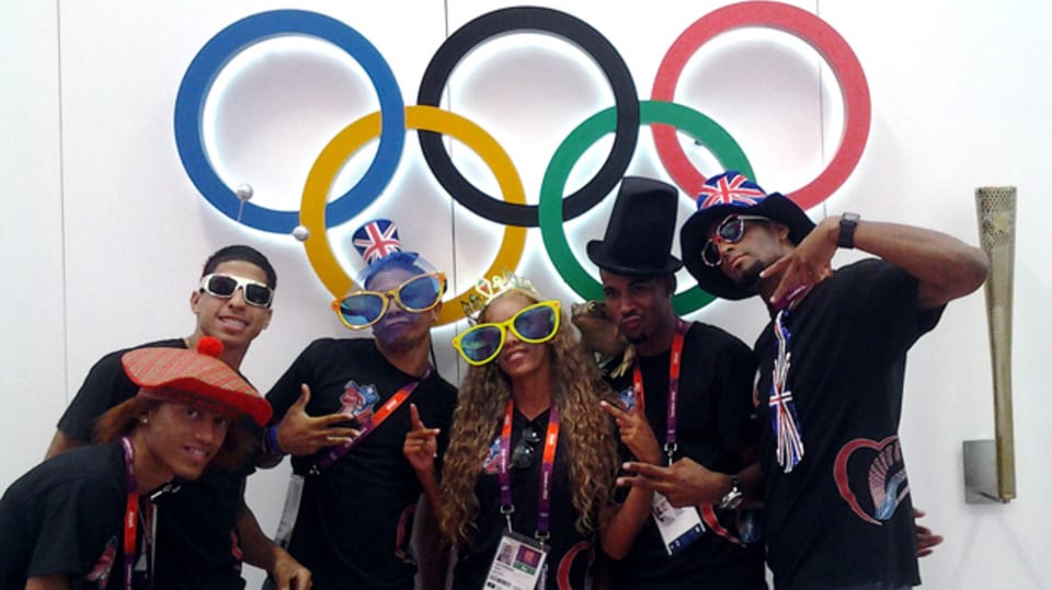 Athletes pose in fancy dress to get in the Olympic spirit - Olympic News