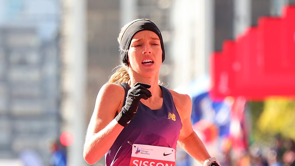 How fast was Emily Sisson's 2022 Chicago Marathon American record?