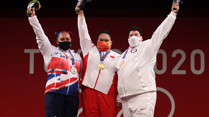 China's LI Wenwen wins gold and breaks records in women's weightlifting ...
