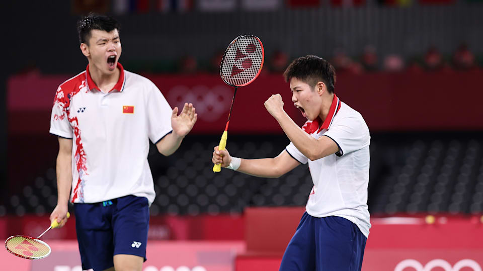 WANG Yi Lyu and HUANG Dong Ping win badminton mixed doubles gold