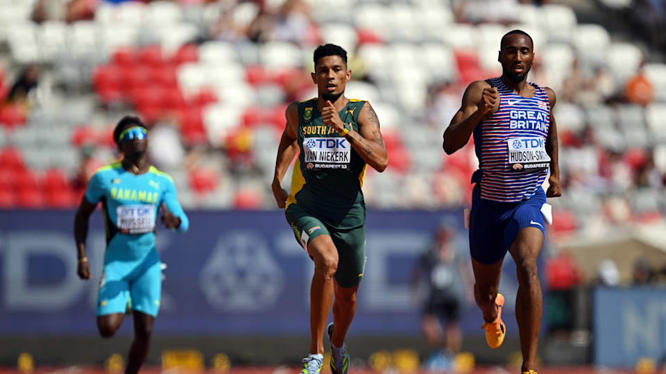 Wayde van Niekerk wins 400m heat to qualify for semi-finals at World ...
