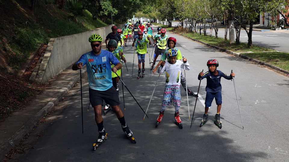 Atleta Olímpico brasileiro inspira jovens em projeto social de esqui em favela de SP