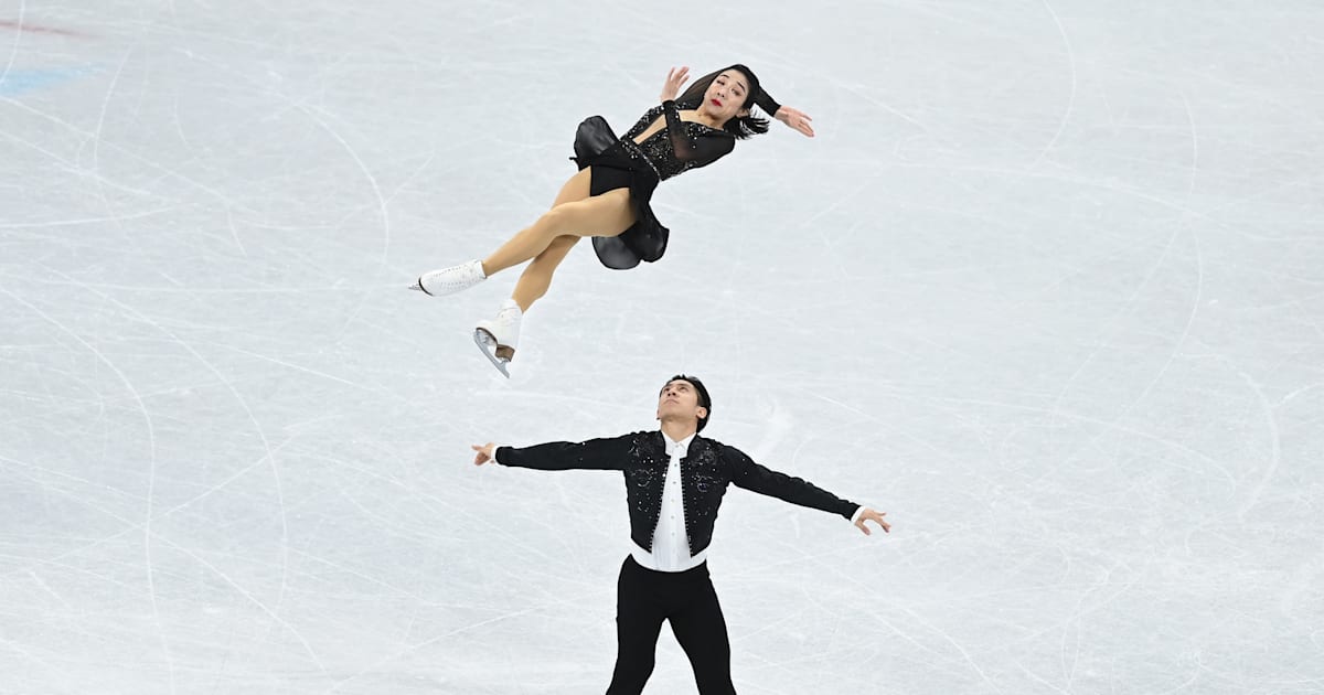 Sui Wenjing and Han Cong set world record, lead after pairs short program