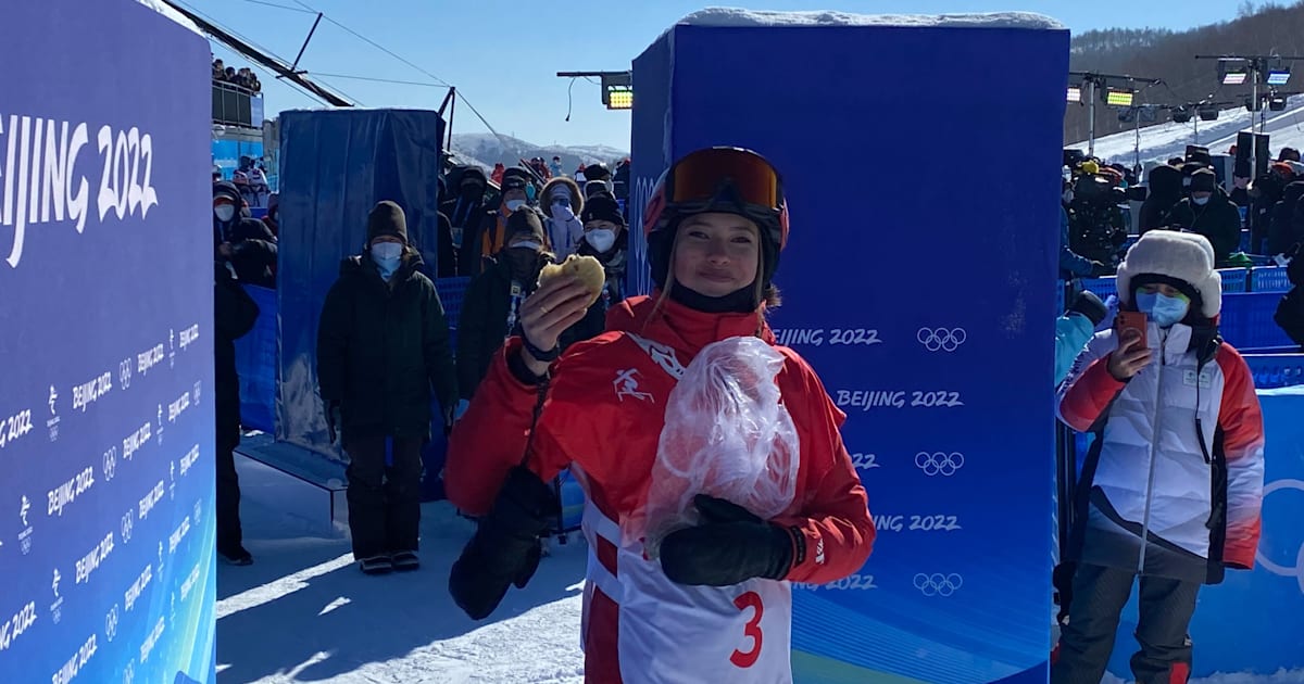 Ailing (Eileen) Gu goes viral having lunch during qualifying: Chinese ...