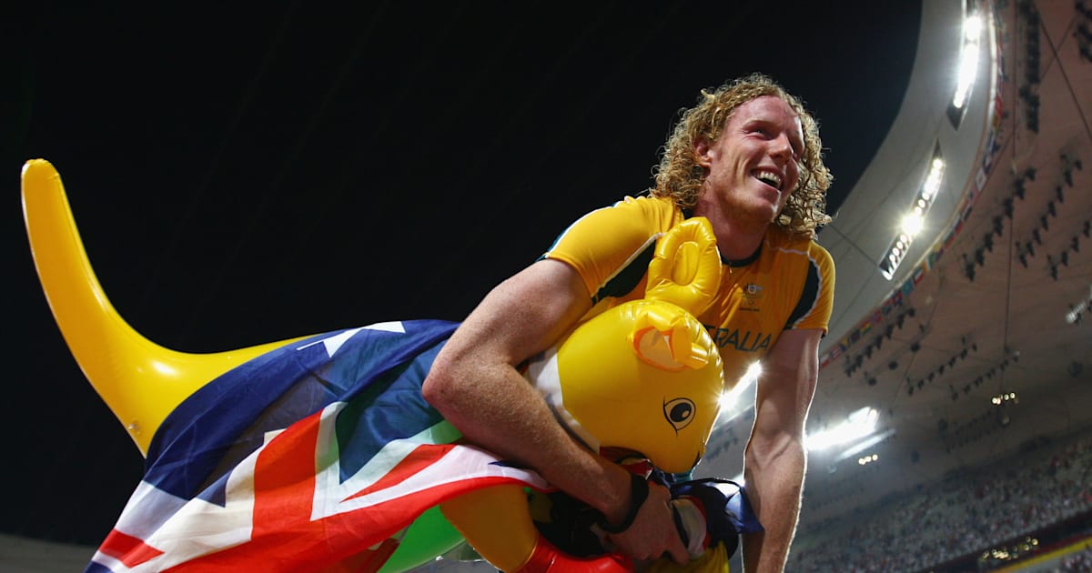 Steve Hooker flies high in the Bird's Nest - Olympic News