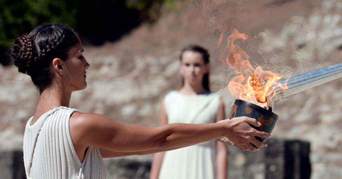 L'allumage de la flamme olympique donne le coup d'envoi du relais de la ...