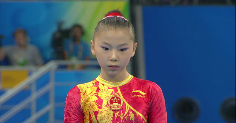 He Kexin aux barres asymétriques lors des Jeux Olympiques de Pékin 2008